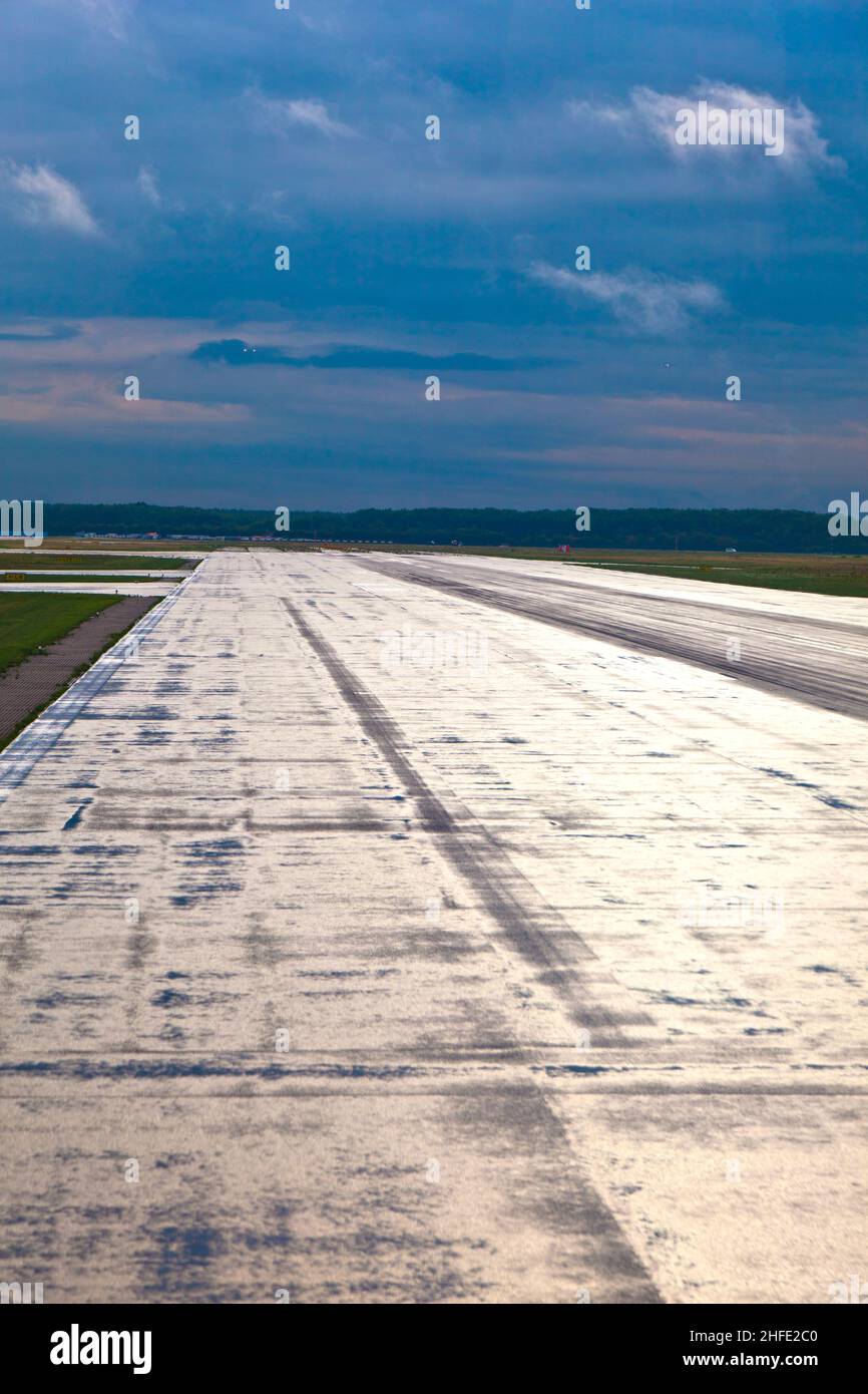 wet runway early morning in Frankfurt Stock Photo - Alamy