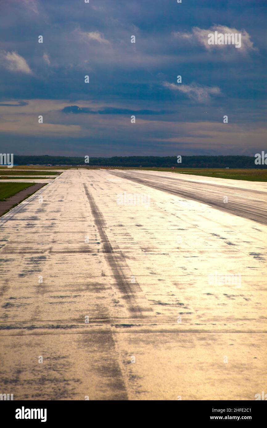 Wet runway hi-res stock photography and images - Alamy