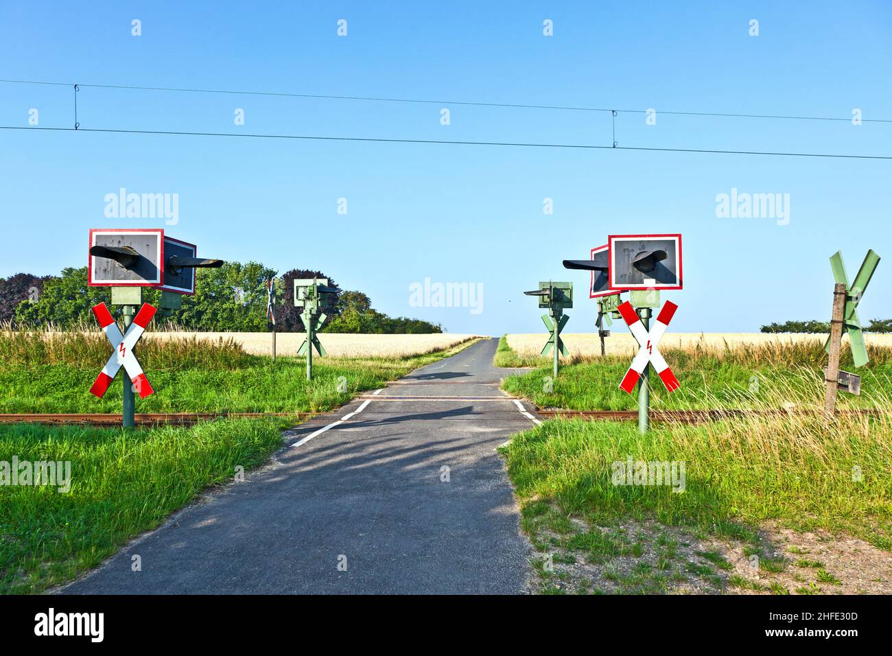 Unguarded railway crossing road sign hi-res stock photography and ...