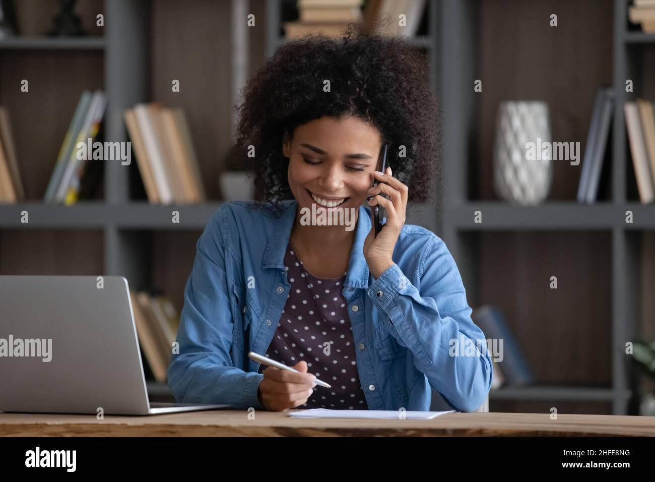 Millennial sit hi-res stock photography and images - Alamy