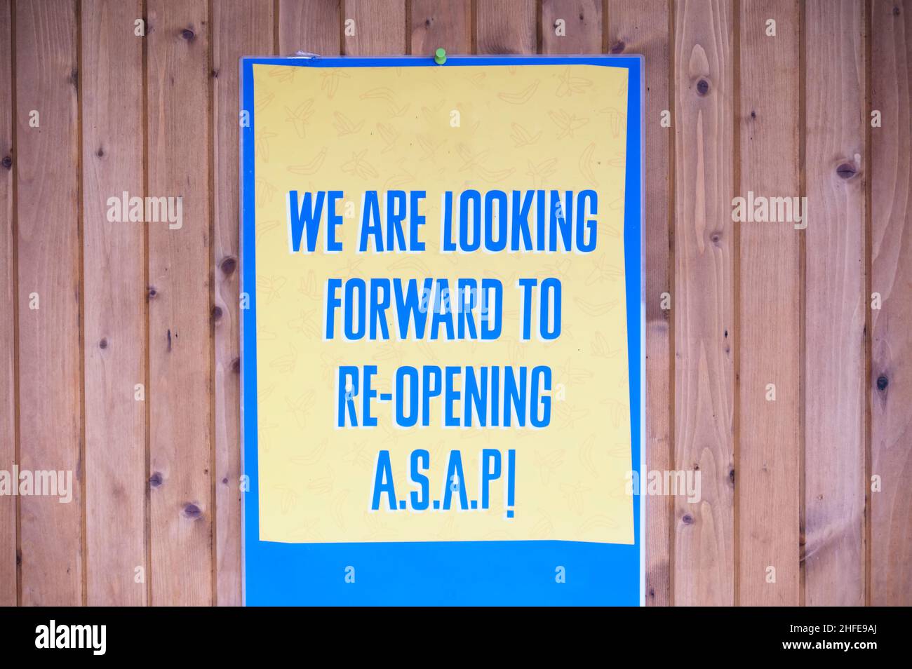 Opening soon sign but currently closed due to covid-19 Stock Photo - Alamy
