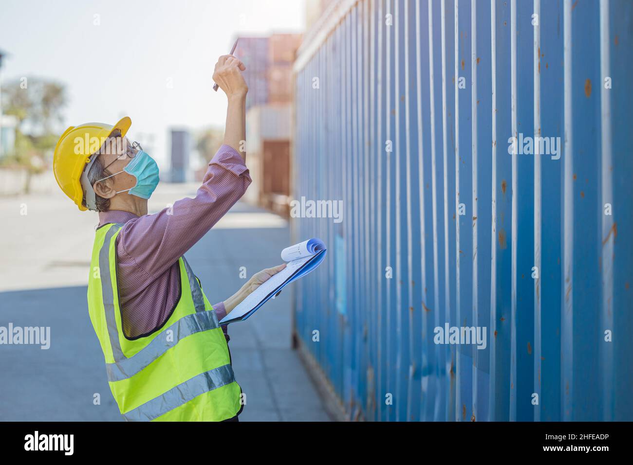 Chinese worker cargo port hi-res stock photography and images - Alamy