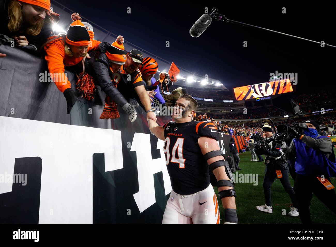 Cincinnati bengals defensive end sam hubbard 94 hi-res stock ...