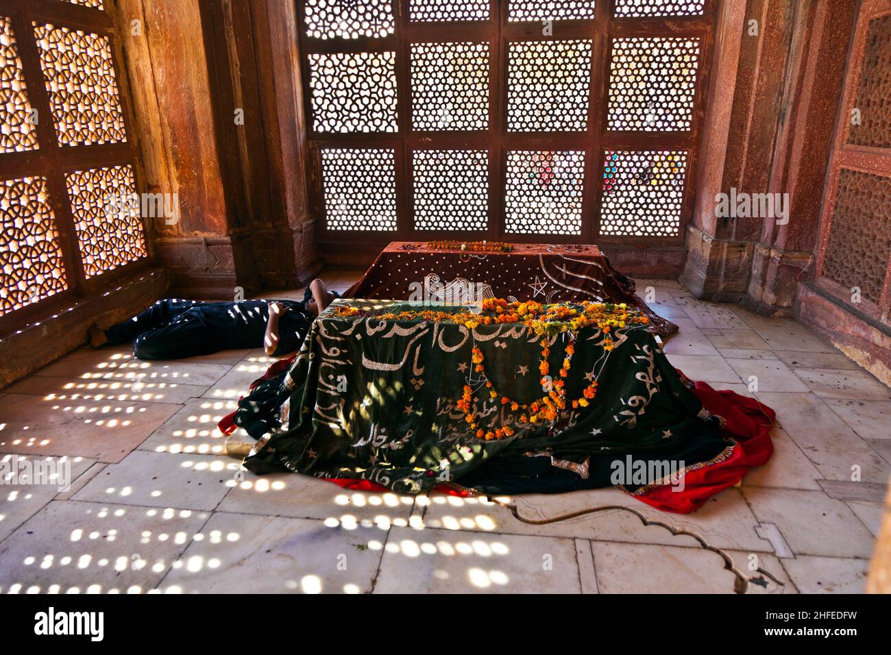 marble graveyards in Jama Masjid in Fatehpur Sikri remember to islamic ...