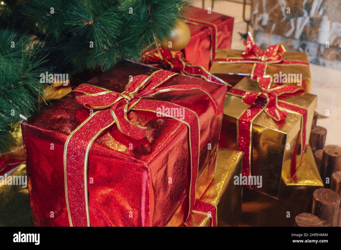 Wrapping tree hi-res stock photography and images - Alamy