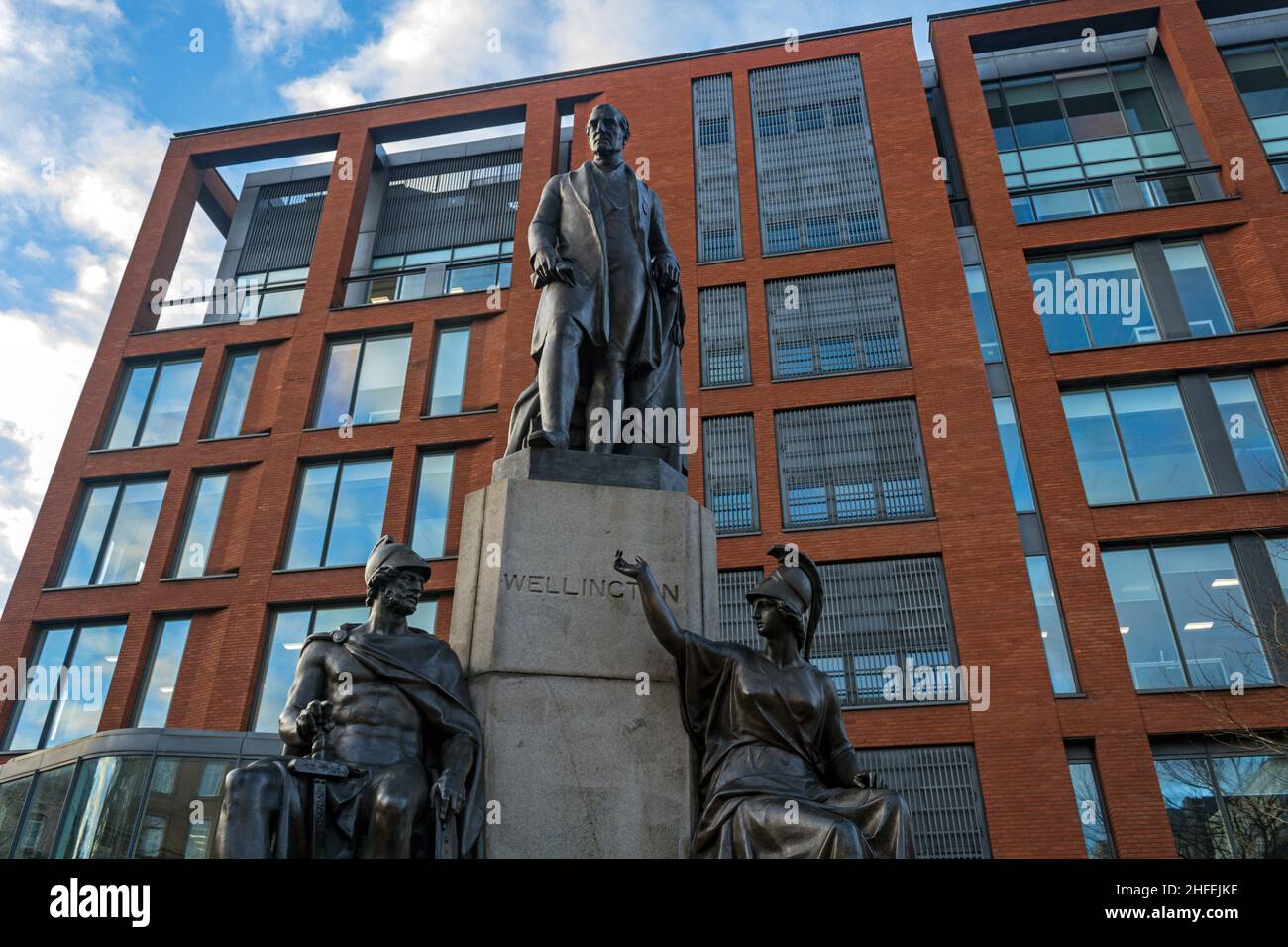 Wellington Monument. Piccadilly Gardens, Manchester Stock Photo - Alamy