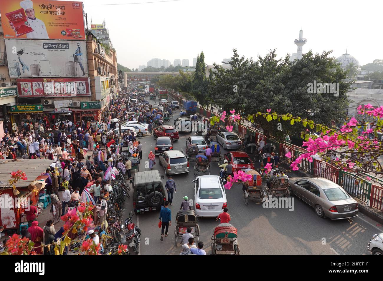 dhaka bangladesh 24th may 2021 .people and traffic moving in crowded ...