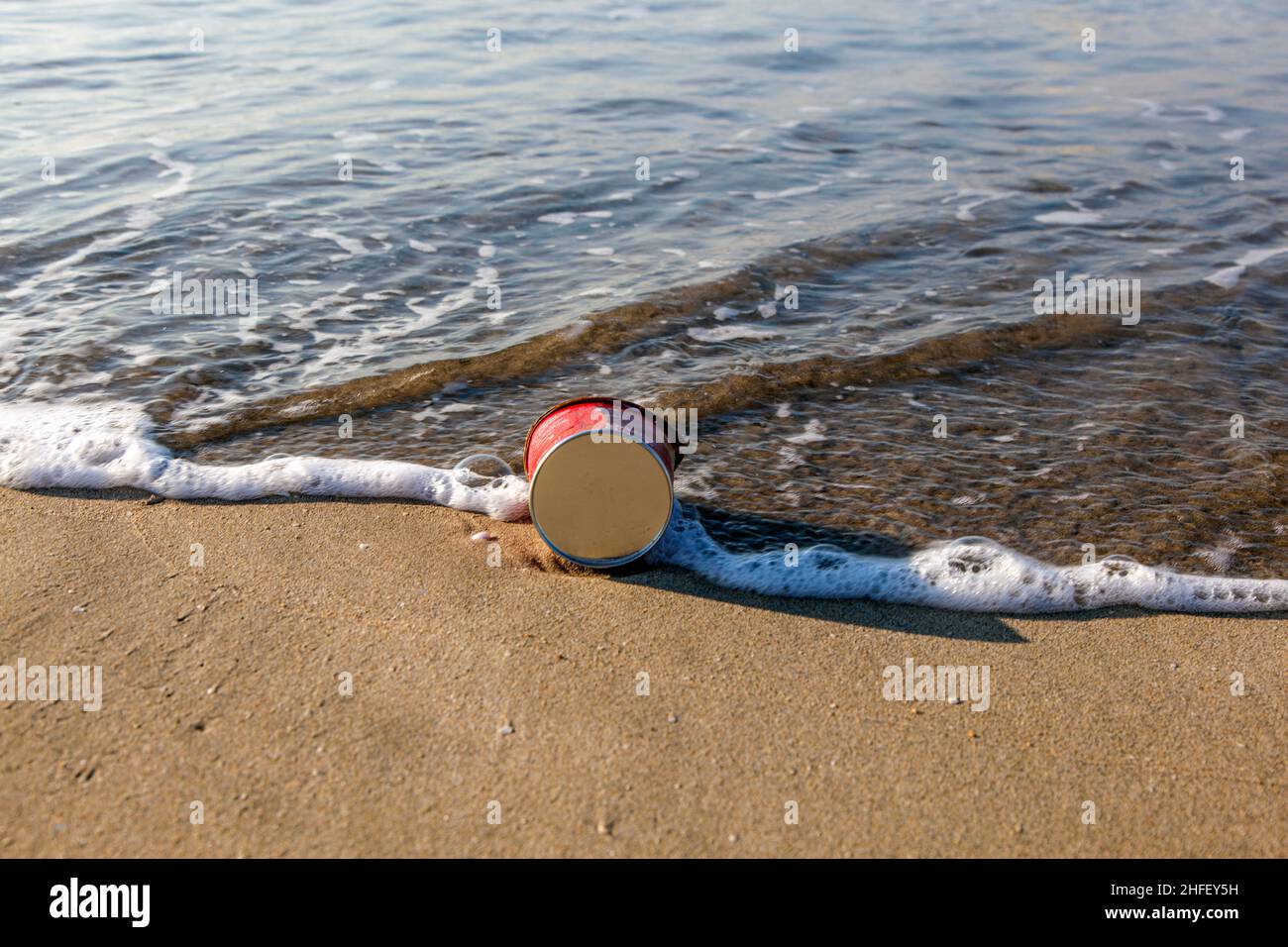 litter at the beach Stock Photo - Alamy