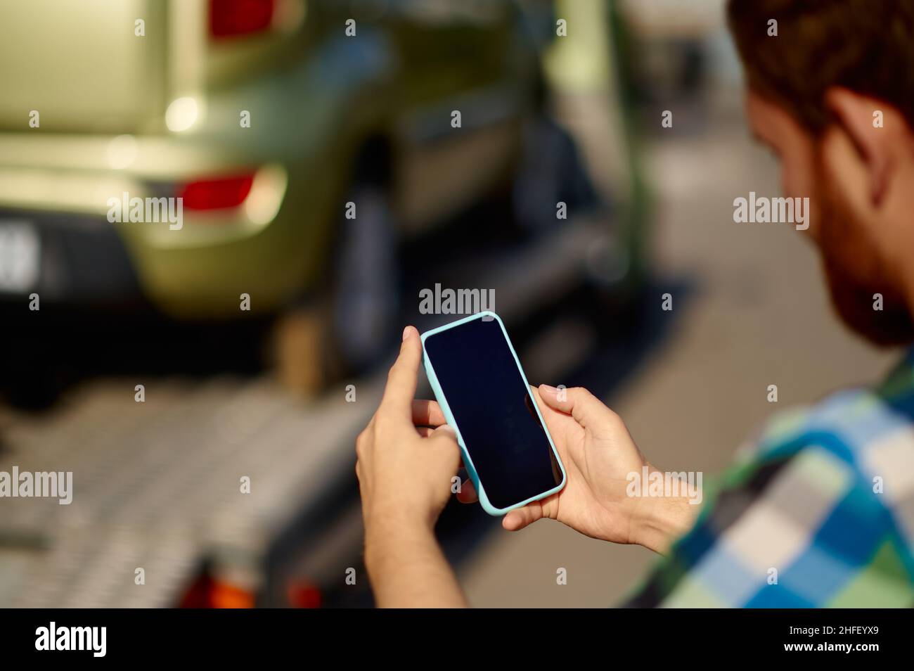 Man calling insurance agent while car towed Stock Photo - Alamy