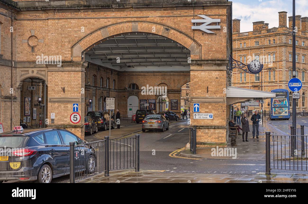 Victorian bus shelter hi-res stock photography and images - Alamy