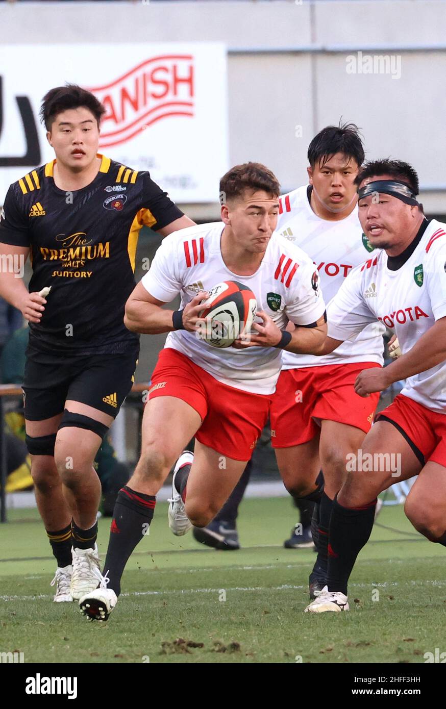 Tokyo, Japan. 16th Jan, 2022. Toyota Verblitz fly half Tiaan Falcon (C ...