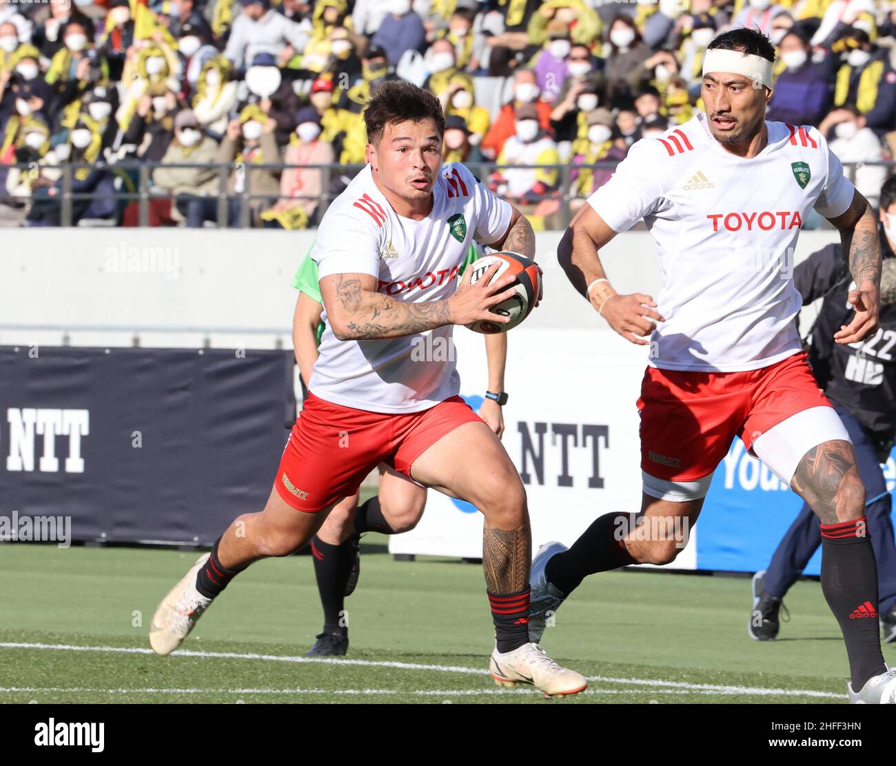 Tokyo, Japan. 16th Jan, 2022. Toyota Verblitz center Charlie Lawrence ...
