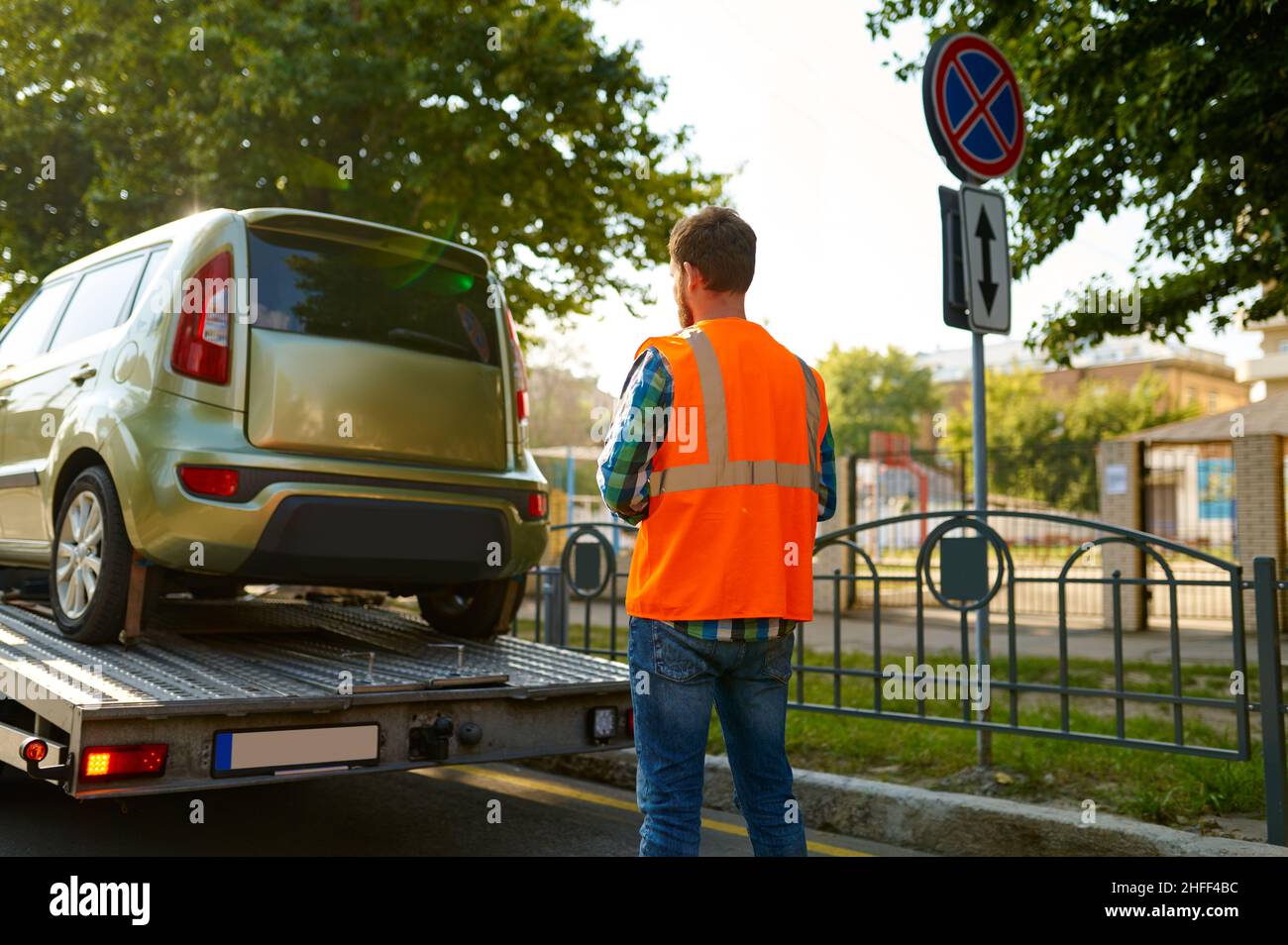 Car evacuation due to improper roadside parking Stock Photo - Alamy Car evacuation due to improper roadside parking Stock Photo - Alamy