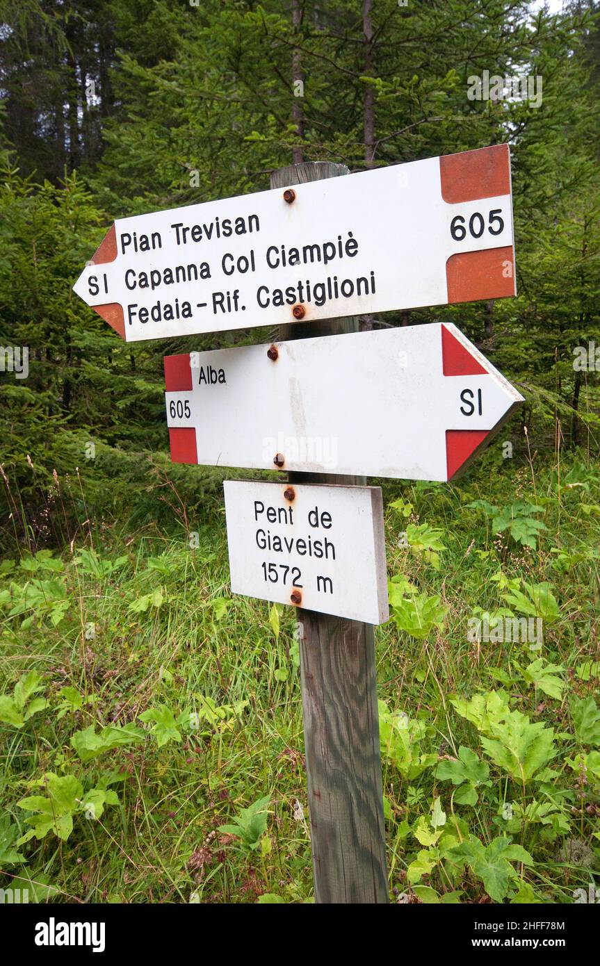 Signs for trekking paths hi-res stock photography and images - Alamy