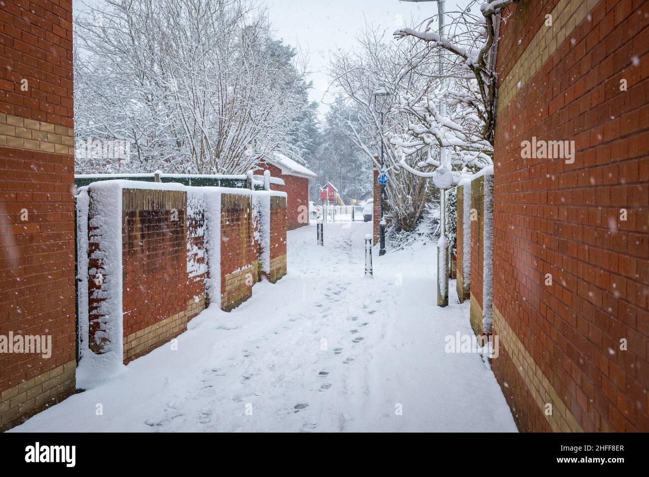 Back alleyway between UK houses covered in snow Stock Photo - Alamy