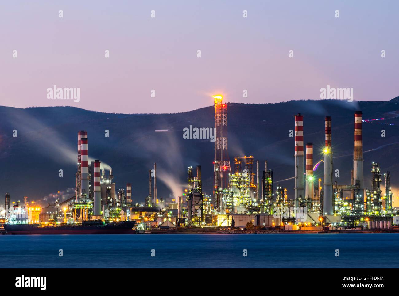 Refineries hi-res stock photography and images - Alamy