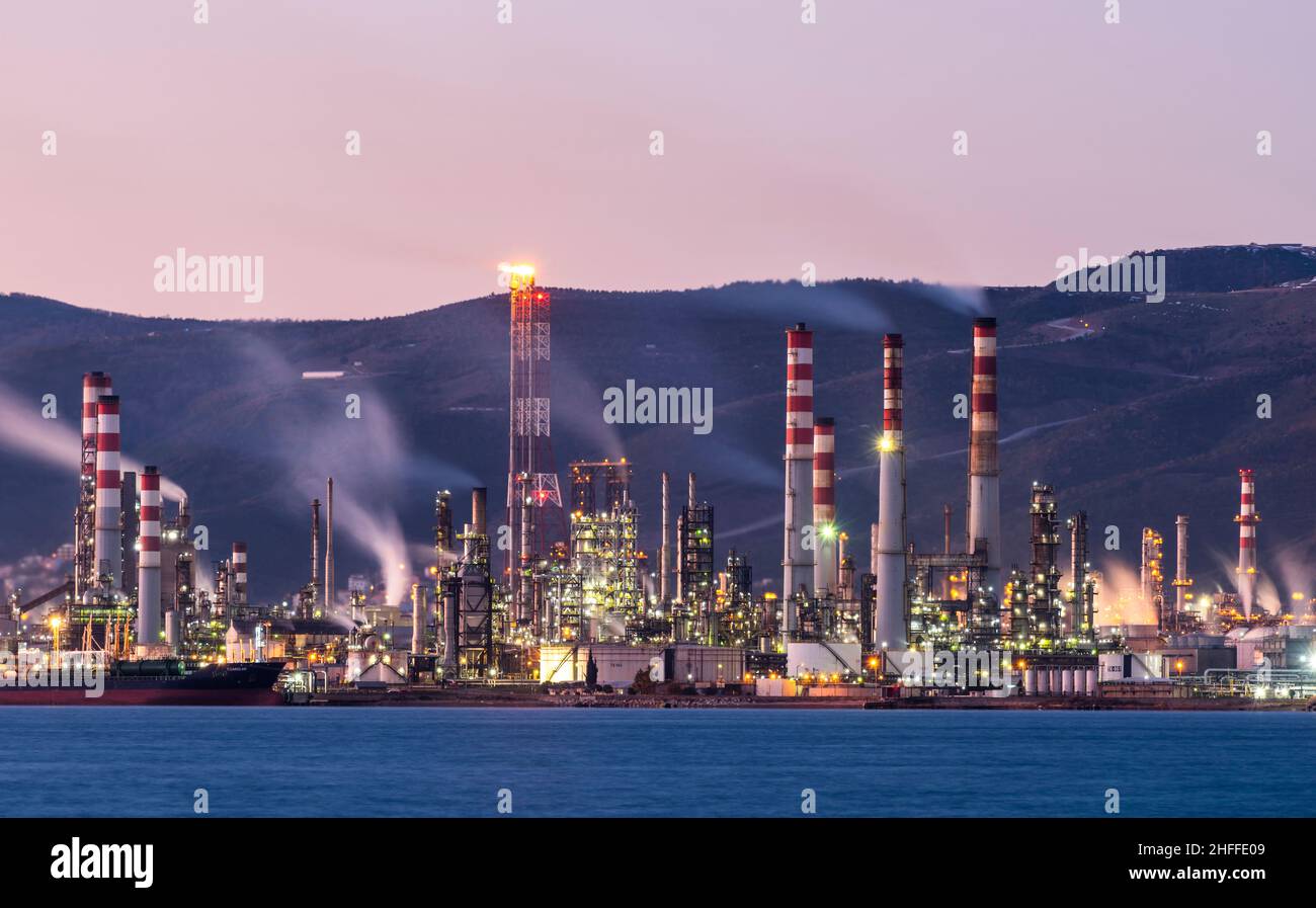 Refineries hi-res stock photography and images - Alamy