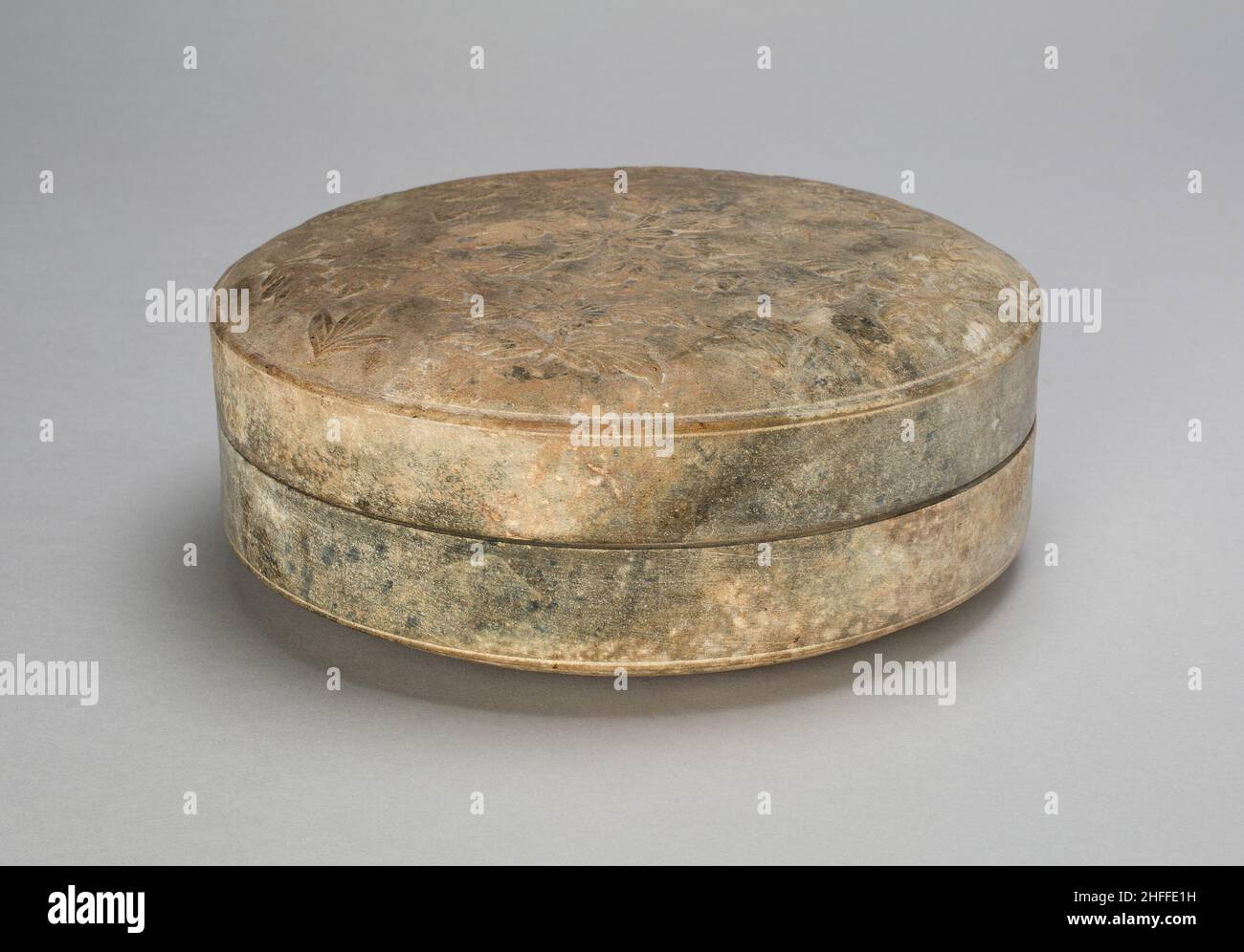 Round Covered Box with Flowers and Leaves, Tang dynasty (618-907 Stock ...