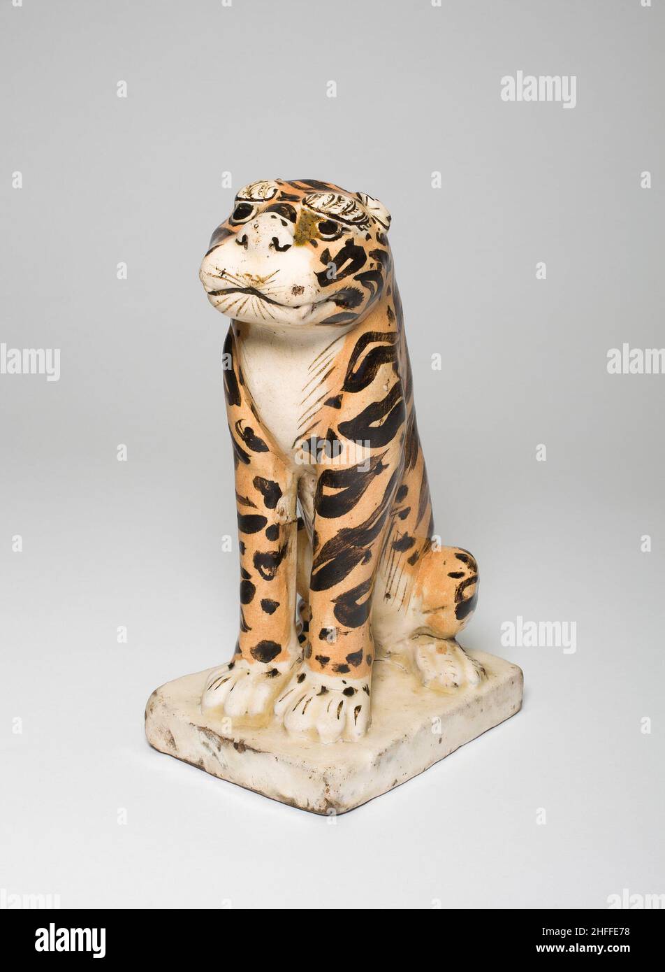 Seated tiger hi-res stock photography and images - Alamy