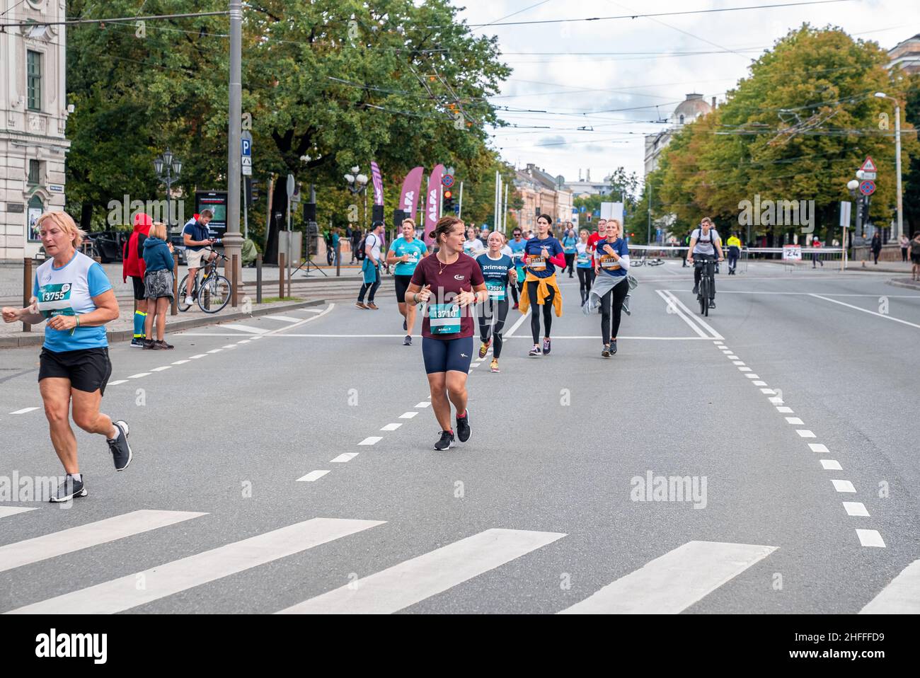 Large group of men runners running marathon Stock Photo - Alamy