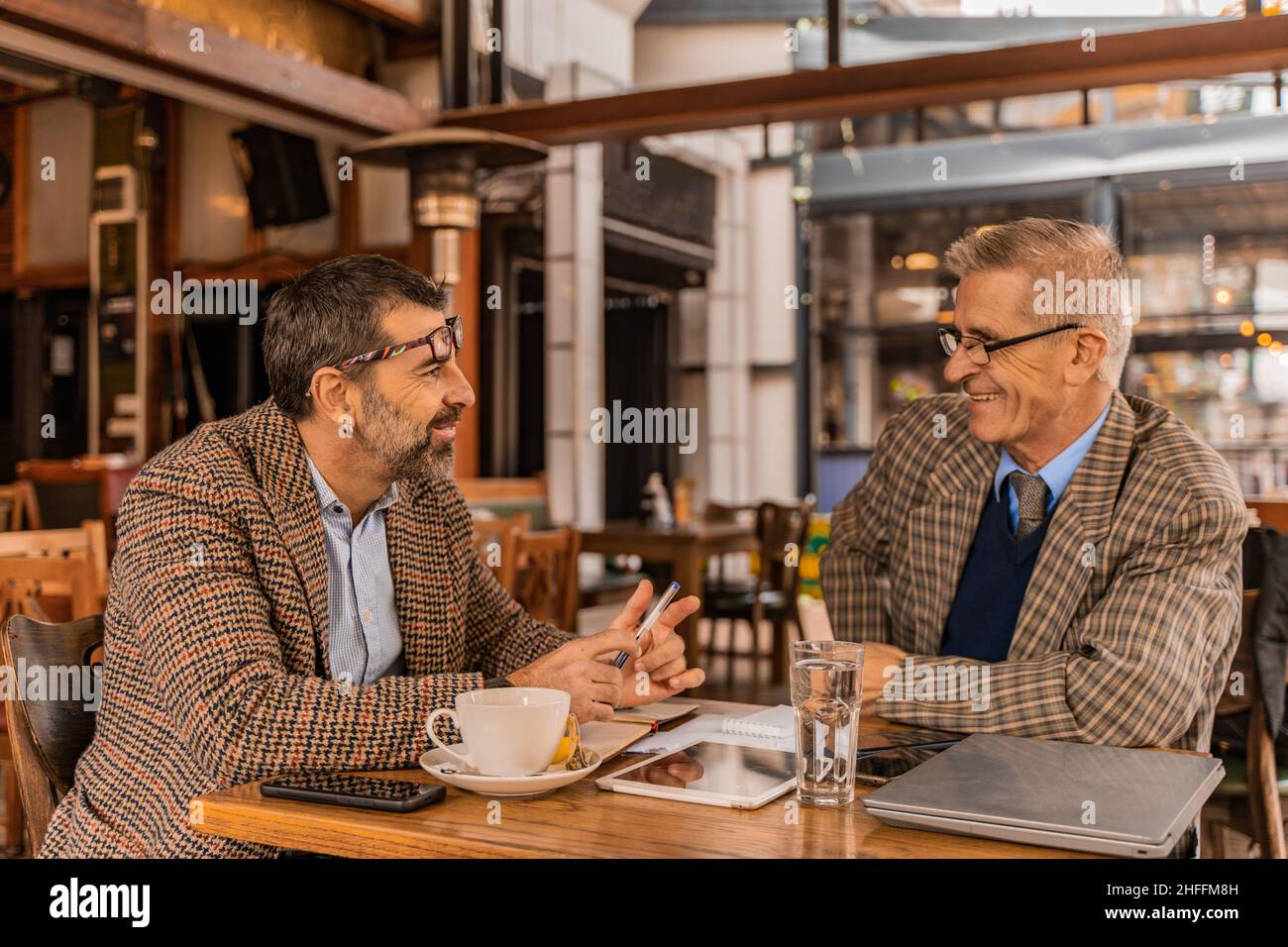 Old man conversation cafe elderly hi-res stock photography and images ...