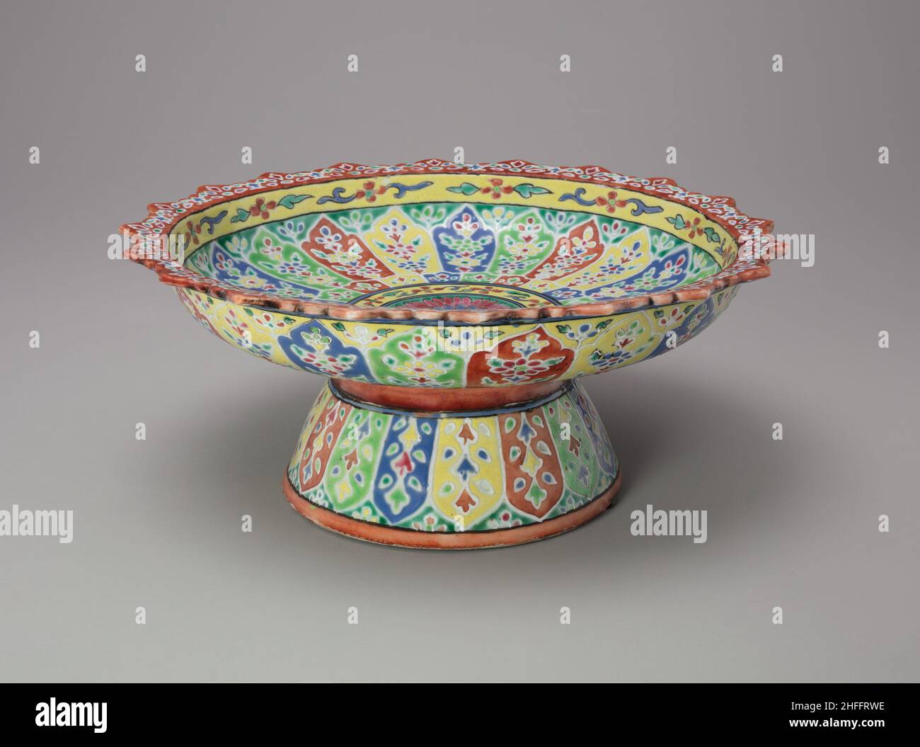 Bencharong (Five-Colored) Ware Stem Plate with Foliate Rim, 19th ...