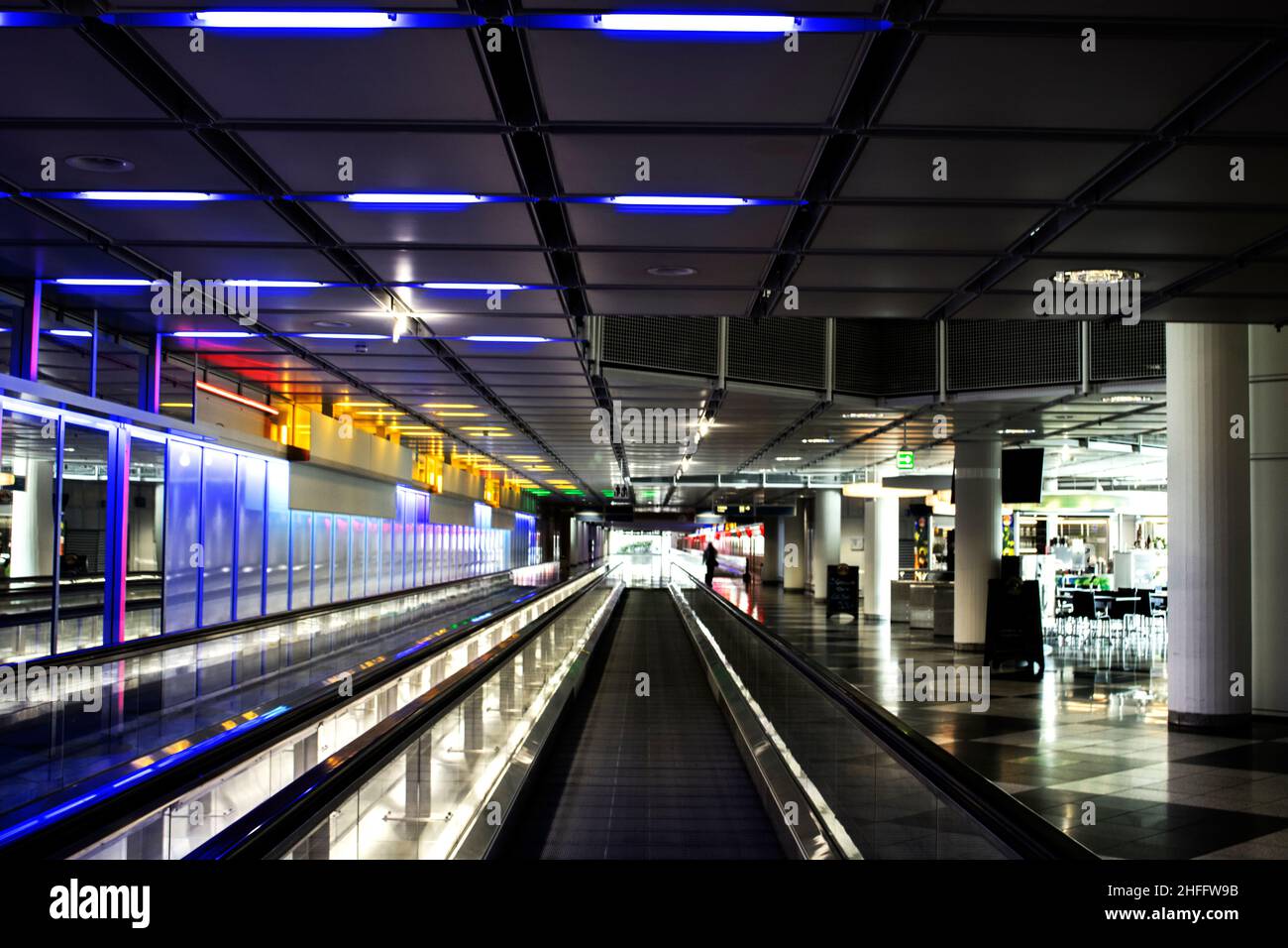 Perspective view of a corridor with a people conveyor belt in an ...