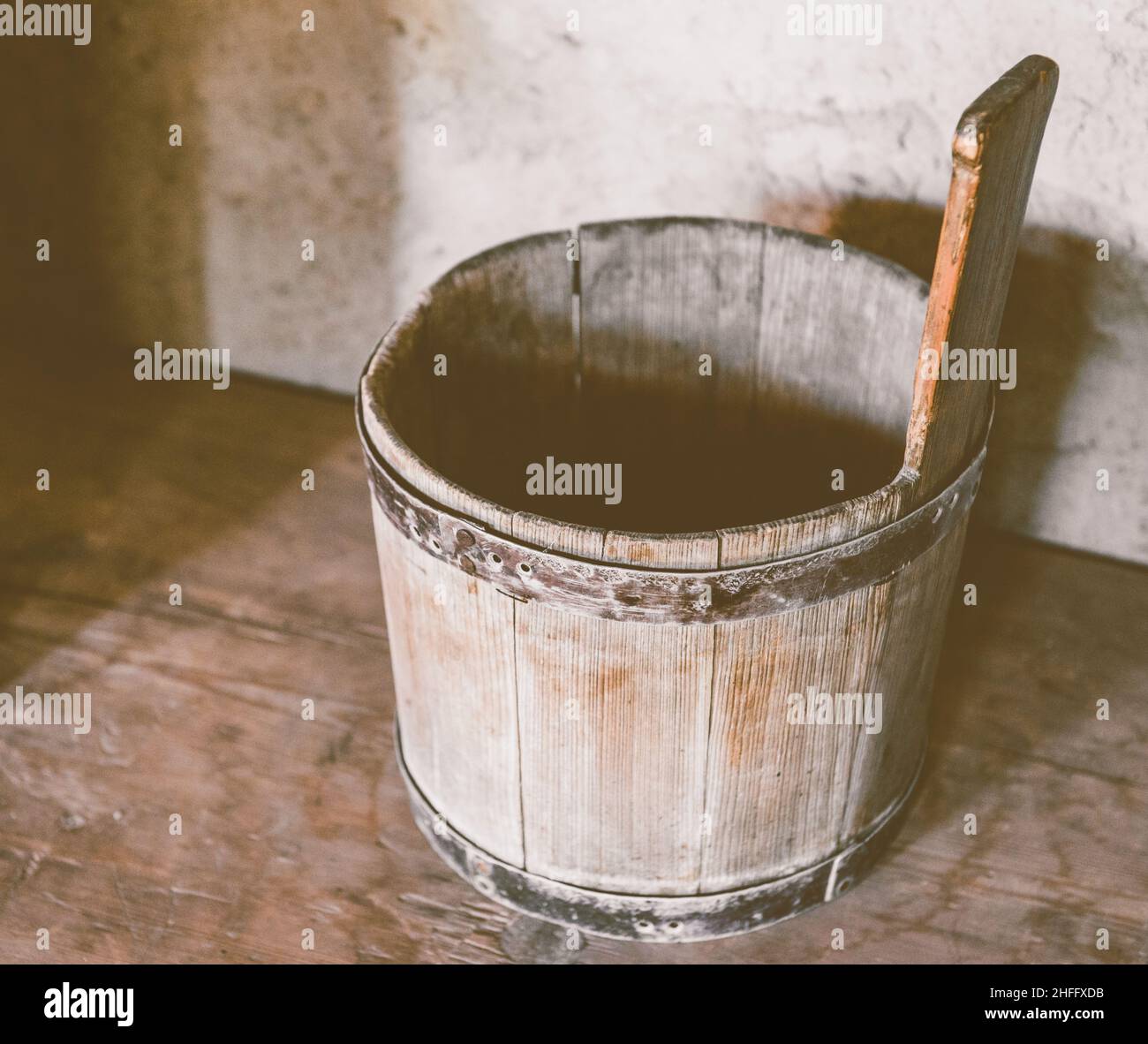 Vintage bath tub hi-res stock photography and images - Alamy