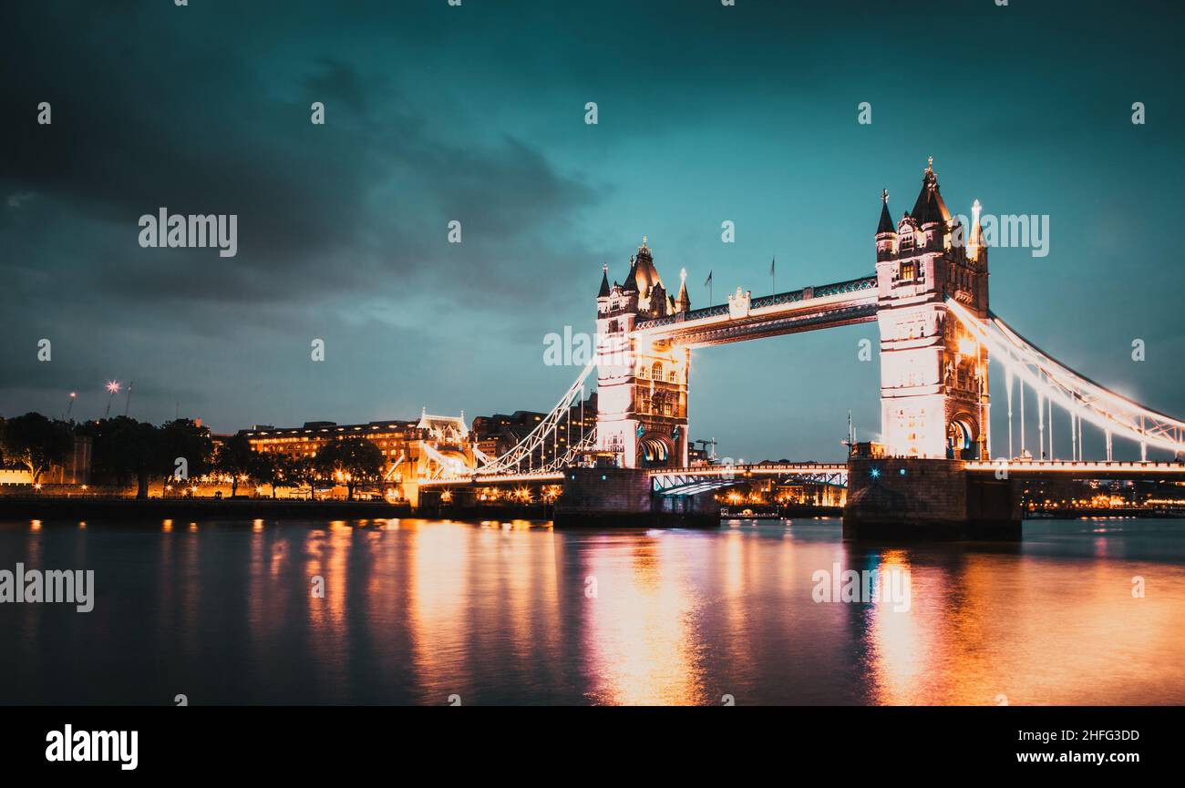 Night shot tower bridge hi-res stock photography and images - Alamy