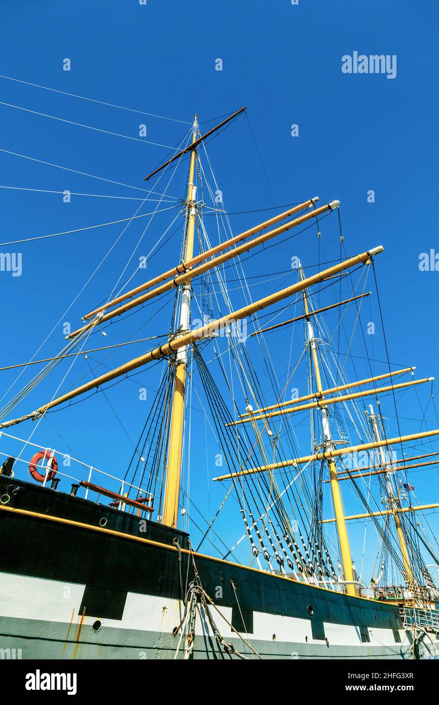 Rigged three master hi-res stock photography and images - Alamy