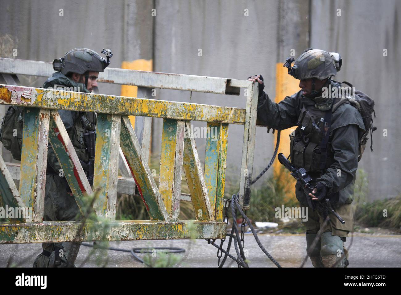 Jewish settlers armed weapons hi-res stock photography and images - Alamy