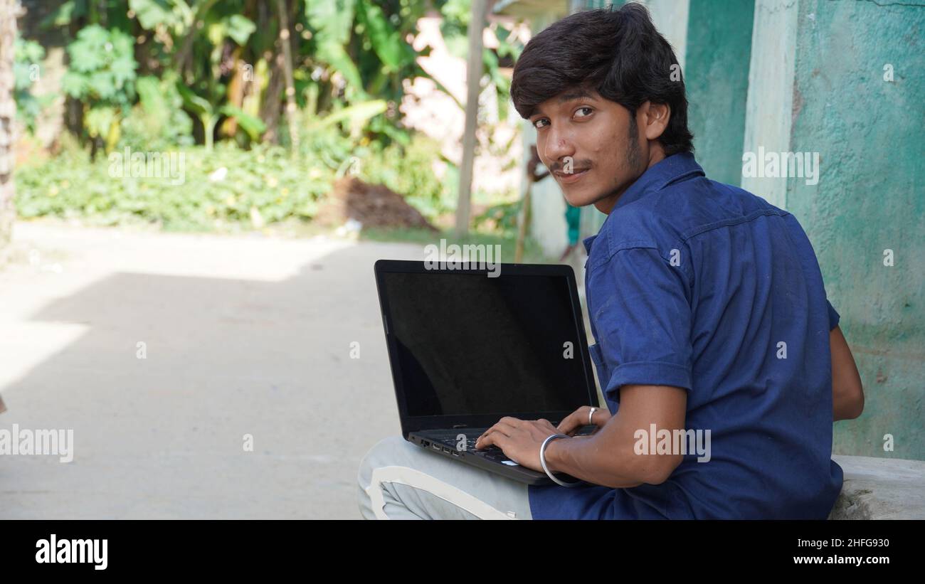 Boy reading a map hi-res stock photography and images - Alamy