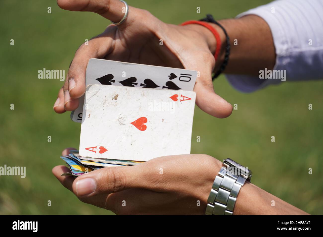 Playing cards in hand hi-res stock photography and images - Alamy