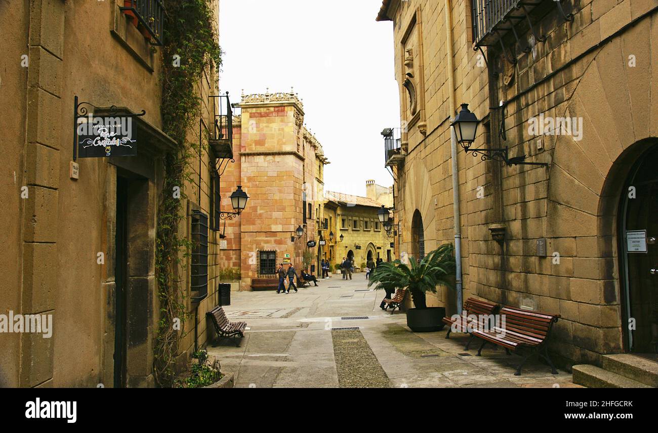 Spanish town square hi-res stock photography and images - Alamy