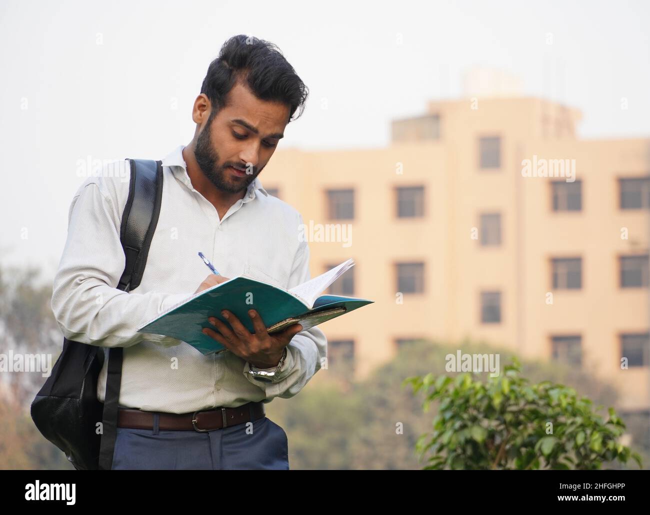 Student standing outside hi-res stock photography and images - Alamy