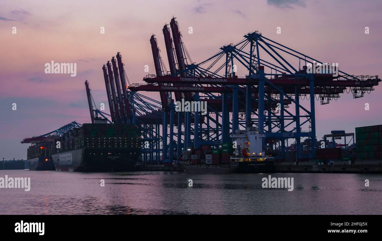 Loading container ships in the port of hamburg burchardkai hi-res stock ...