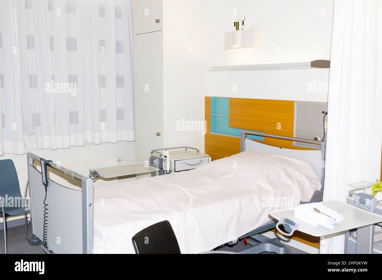 empty bed in hospital ready for next patient Stock Photo - Alamy
