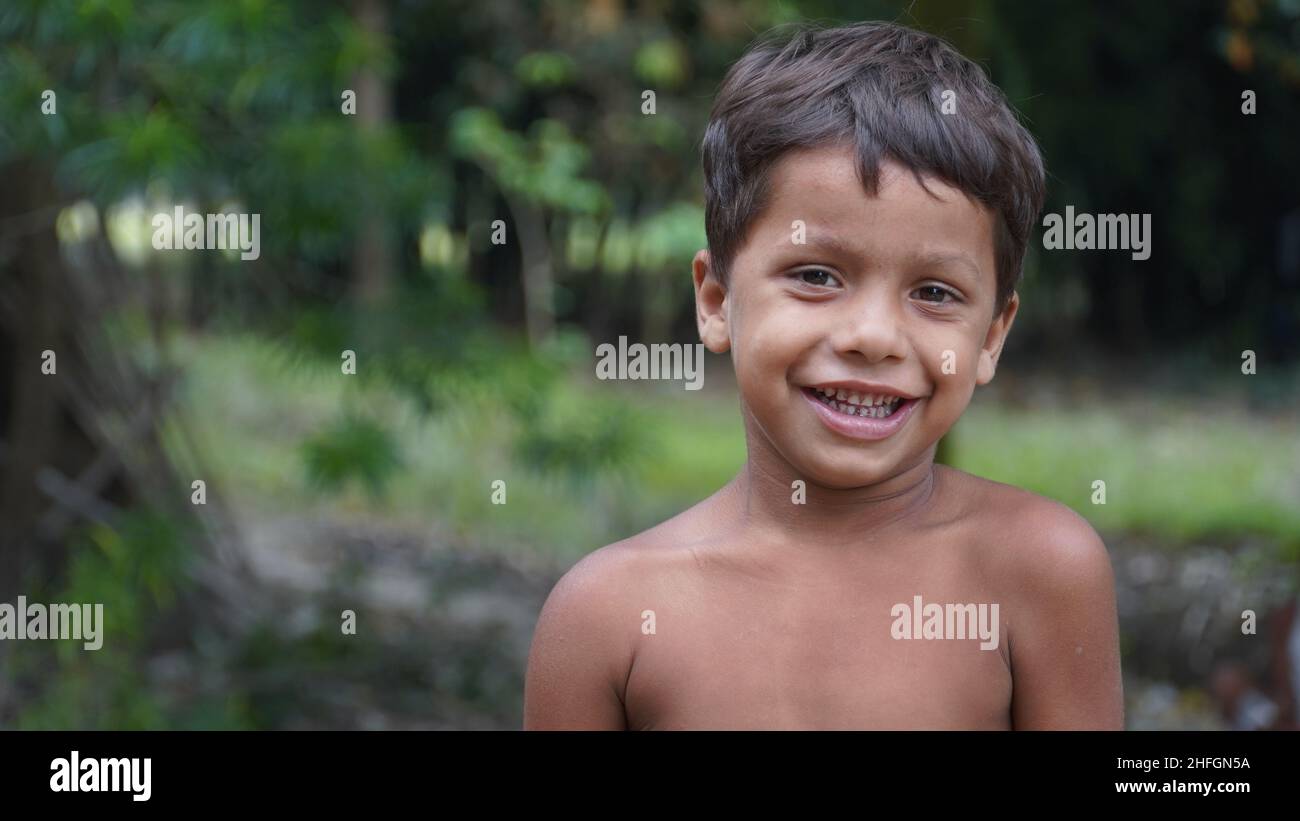A poor young kid smiling hi-res stock photography and images - Alamy