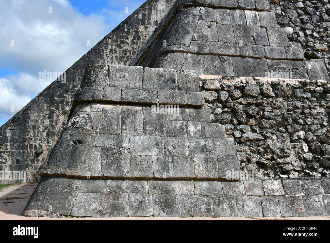 La Pirámide, Temple of Kukulcán (Templo de Kukulkán - El Castillo ...