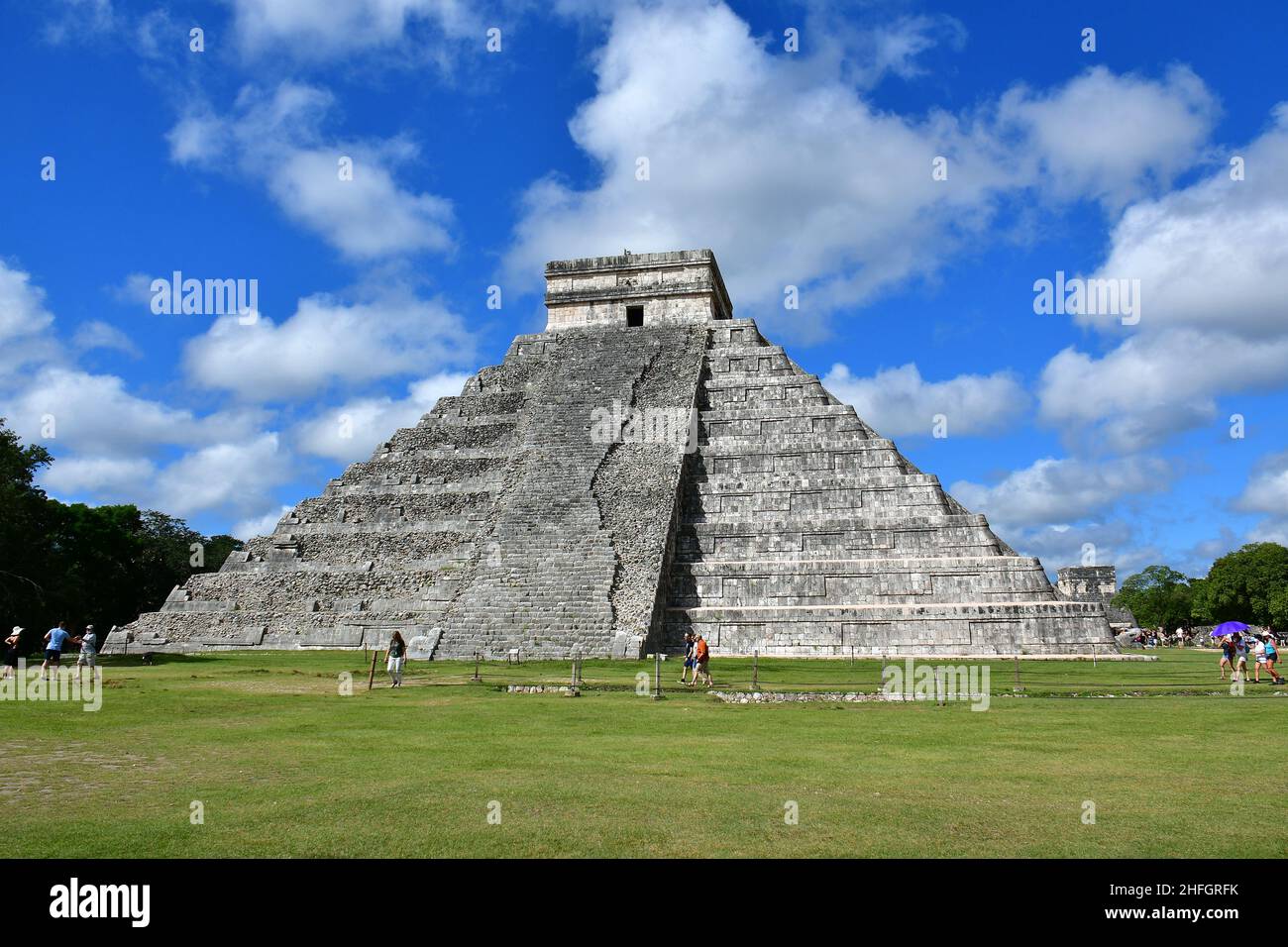 La Pirámide, Temple of Kukulcán (Templo de Kukulkán - El Castillo ...