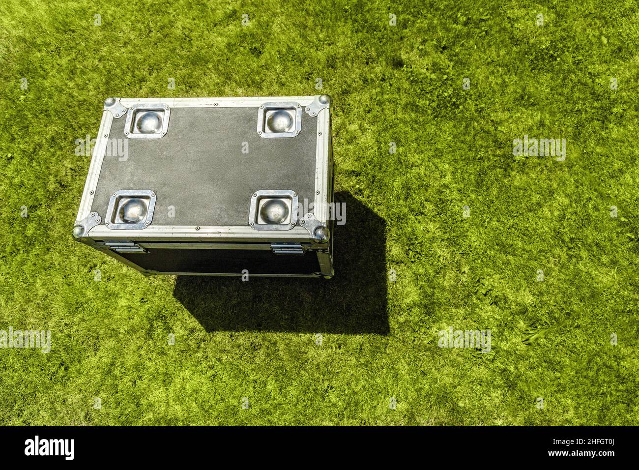 Reinforced box for transportation and delivery of valuable and fragile ...