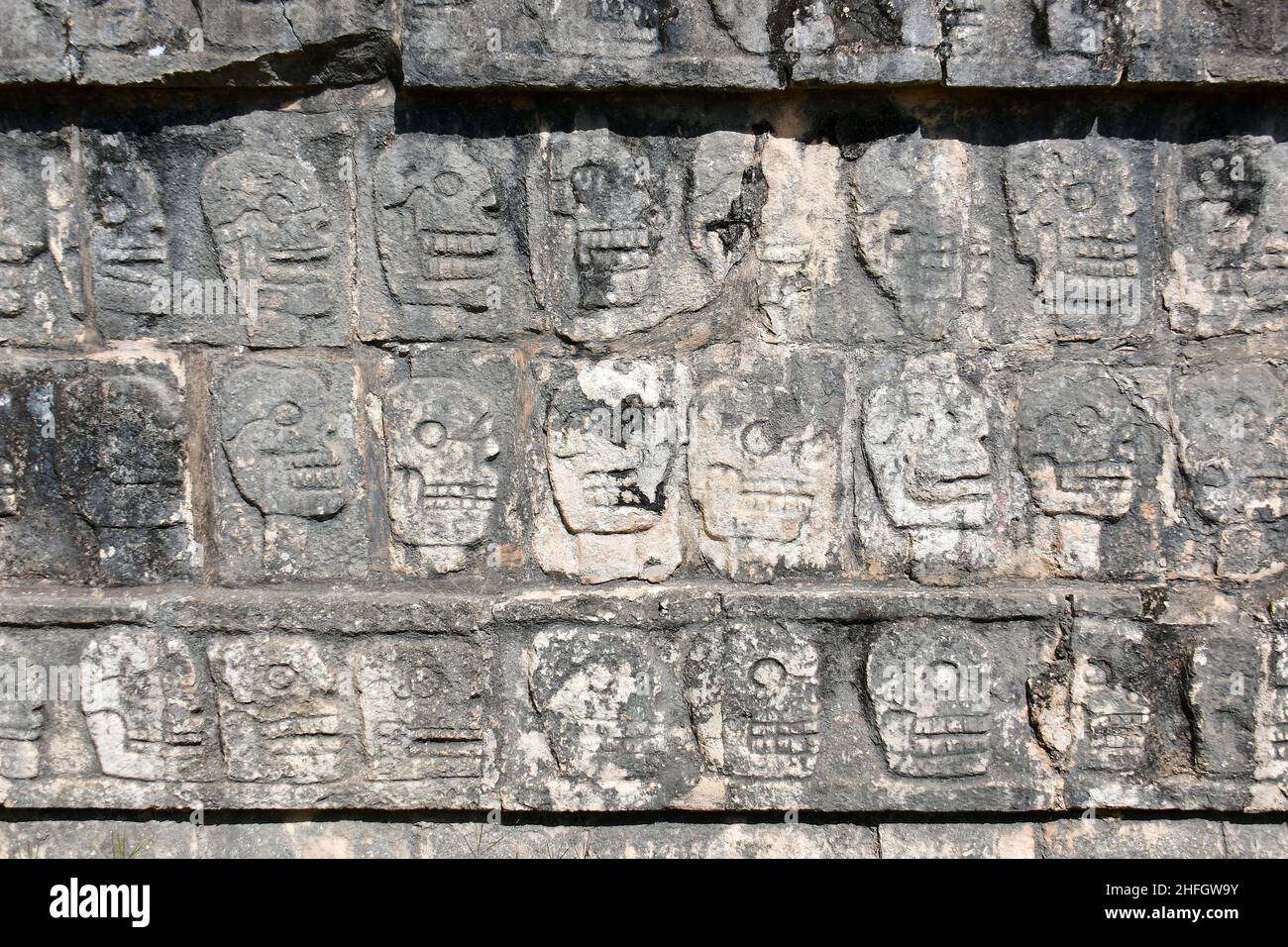 Tzompantli, or Skull Platform (Plataforma de los Cráneos), Chichén Itzá ...