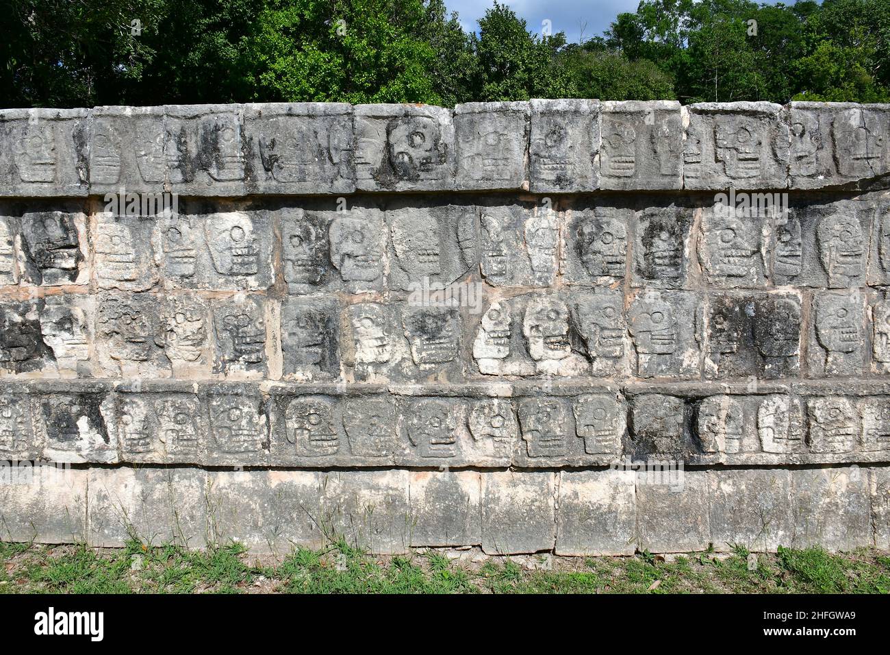 Skull platform hi-res stock photography and images - Alamy
