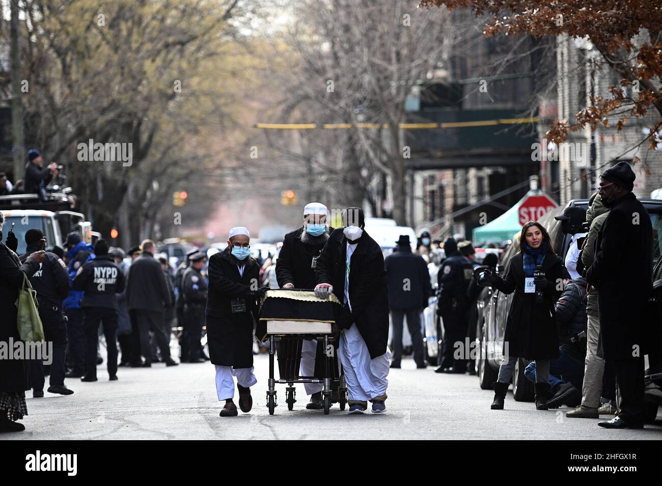 New York, USA. 16th Jan, 2022. Volunteers help move a casket to a ...