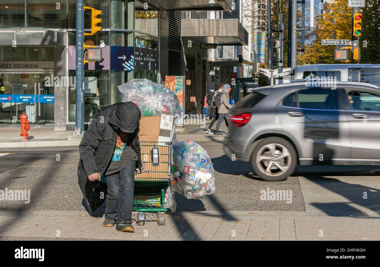 Homeless collecting cans street hi-res stock photography and images - Alamy