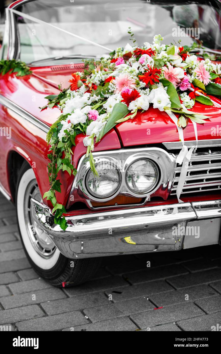 red convertible car with flowers for a wedding Stock Photo - Alamy