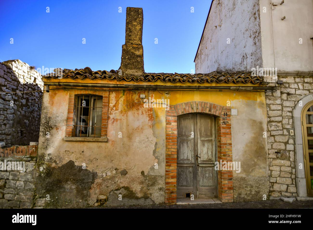 Old italian house hi-res stock photography and images - Alamy
