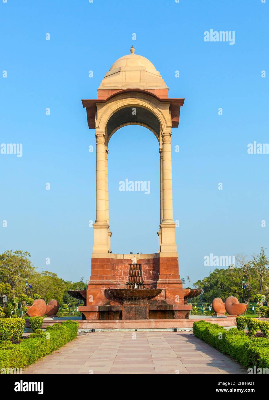 empty canopy of George V at India Gate, New Delhi, India Stock Photo ...