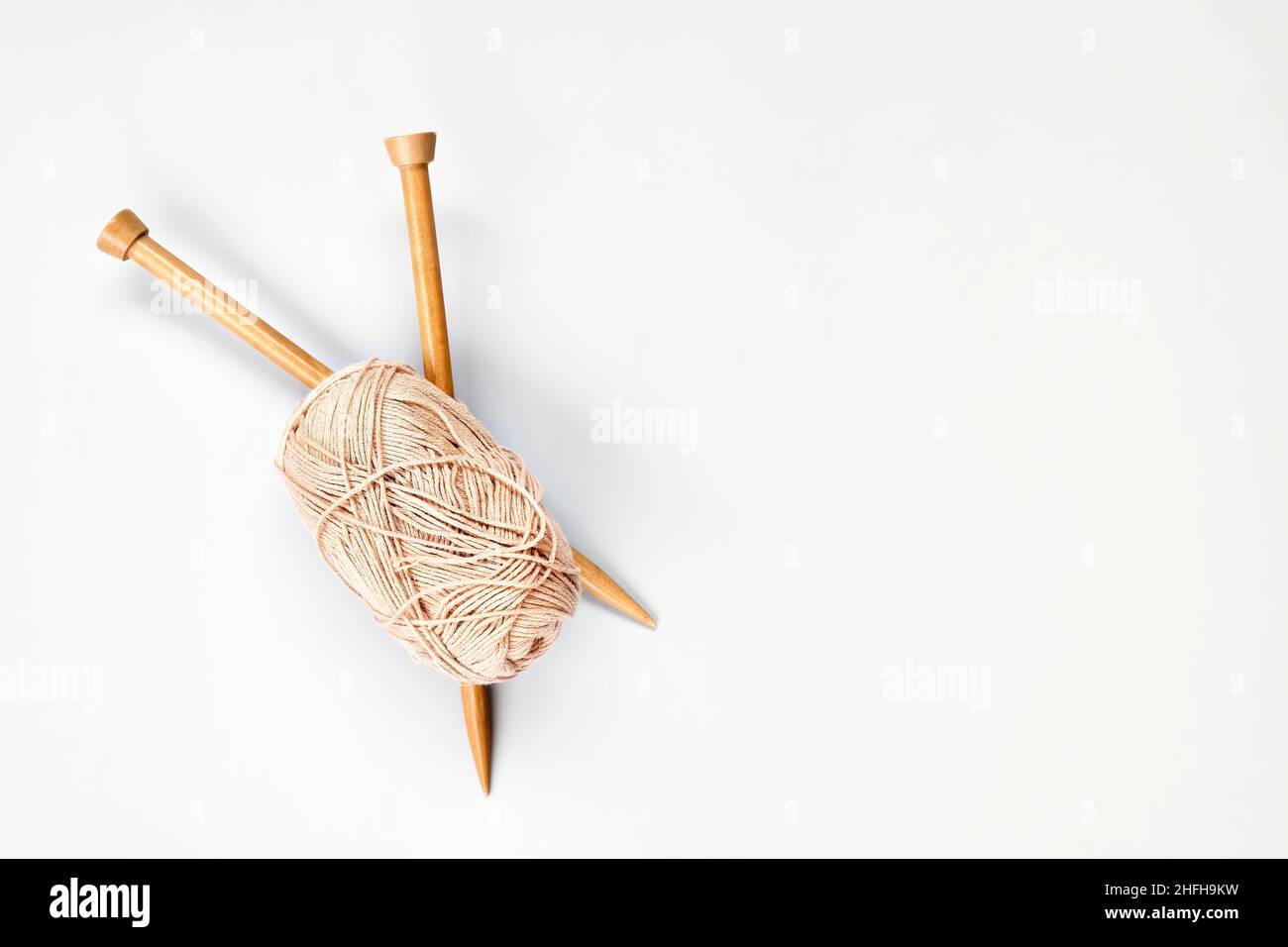 Knitting needles top view hi-res stock photography and images - Alamy