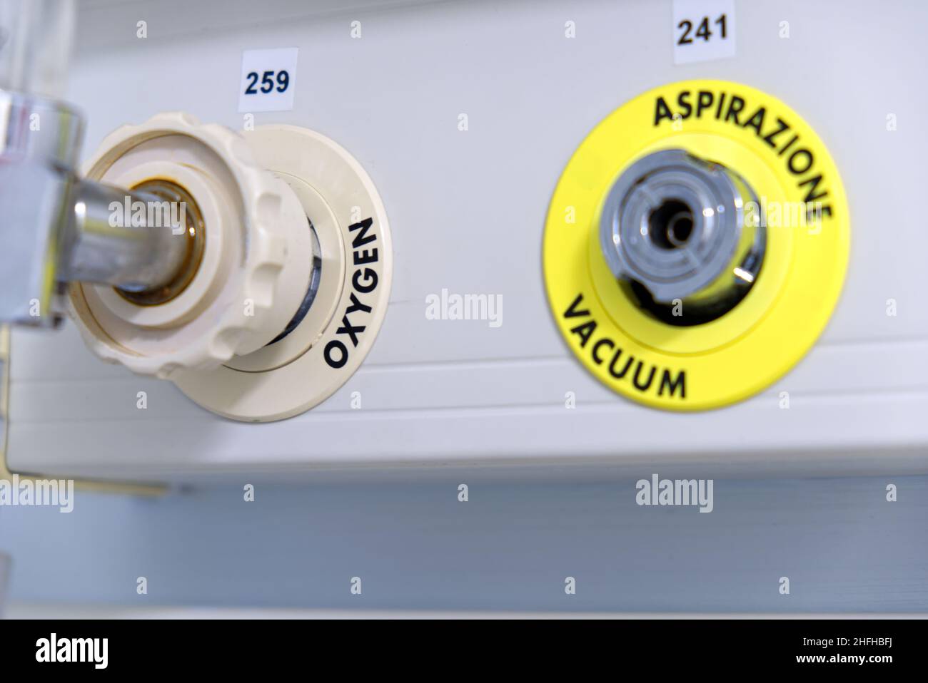 Patient oxygen cylinder hi-res stock photography and images - Alamy